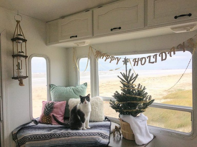 A Guide to Celebrating the Holidays in Your RV - Unique RV Camping with ...